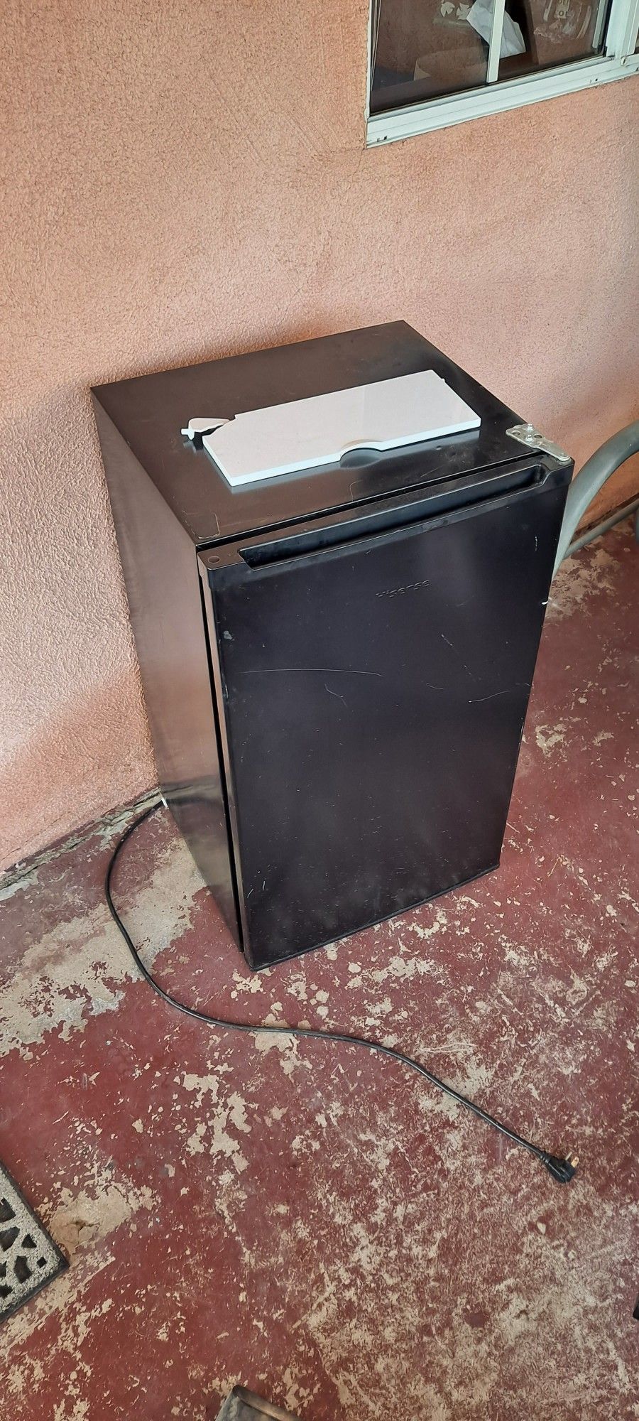 Mini Fridge. Freezer Door Broken for Sale in Bakersfield, CA - OfferUp