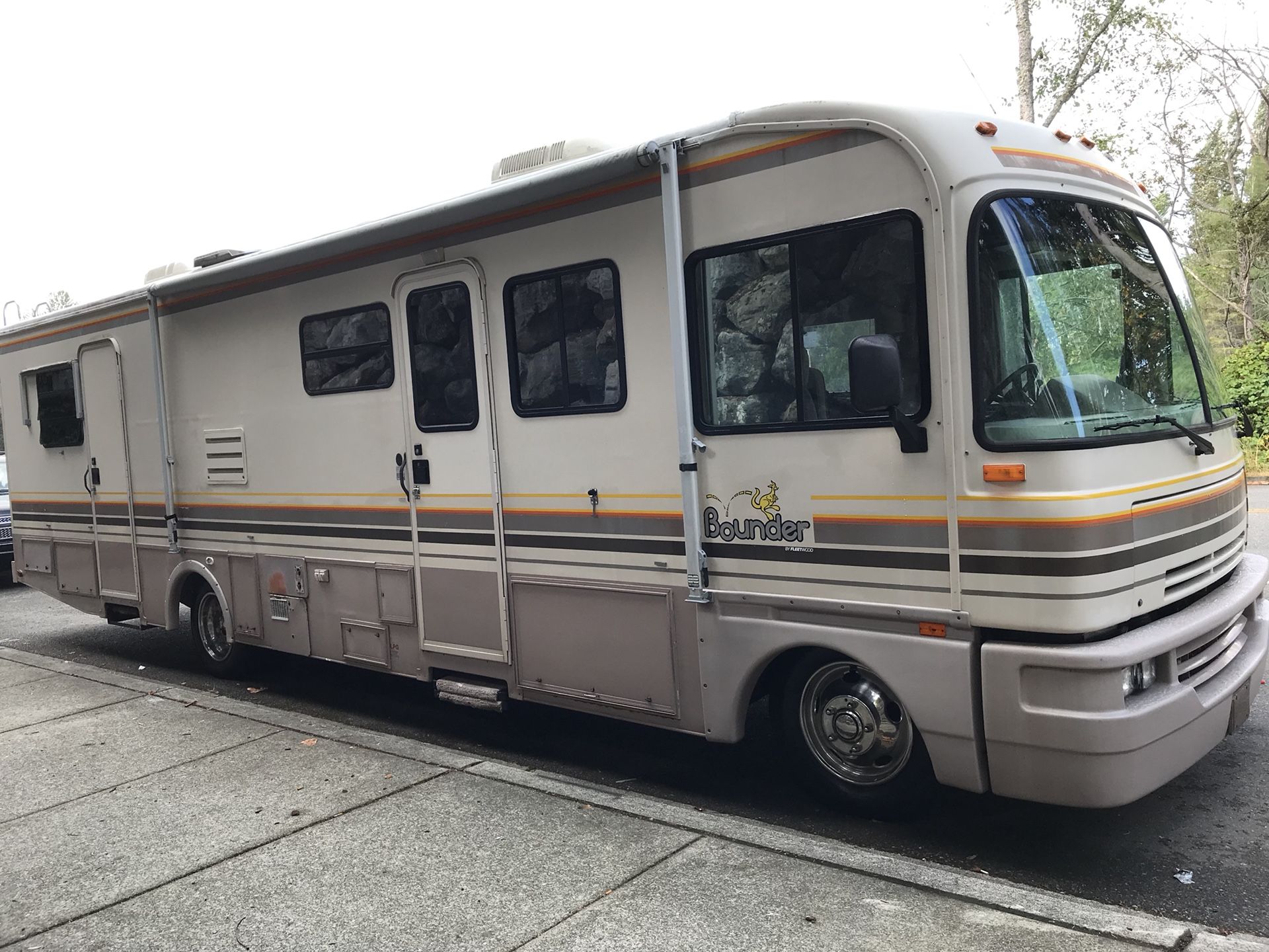 1993 bounder 36 foot class A double door entry 2 rooftop A/C 7000 Wt ...