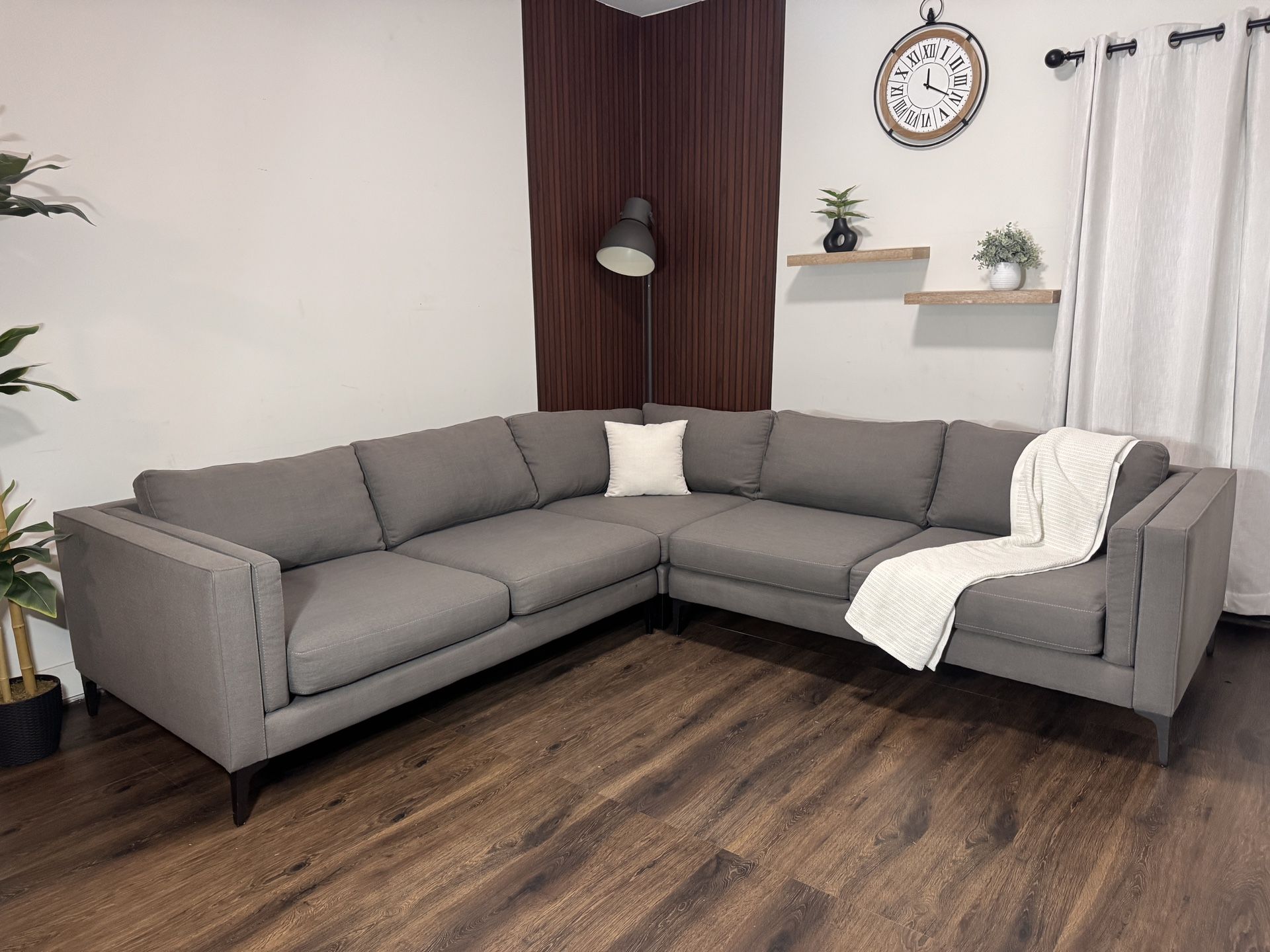 Jonathan Louis Modern Linen Sectional for Sale in Tempe, AZ - OfferUp