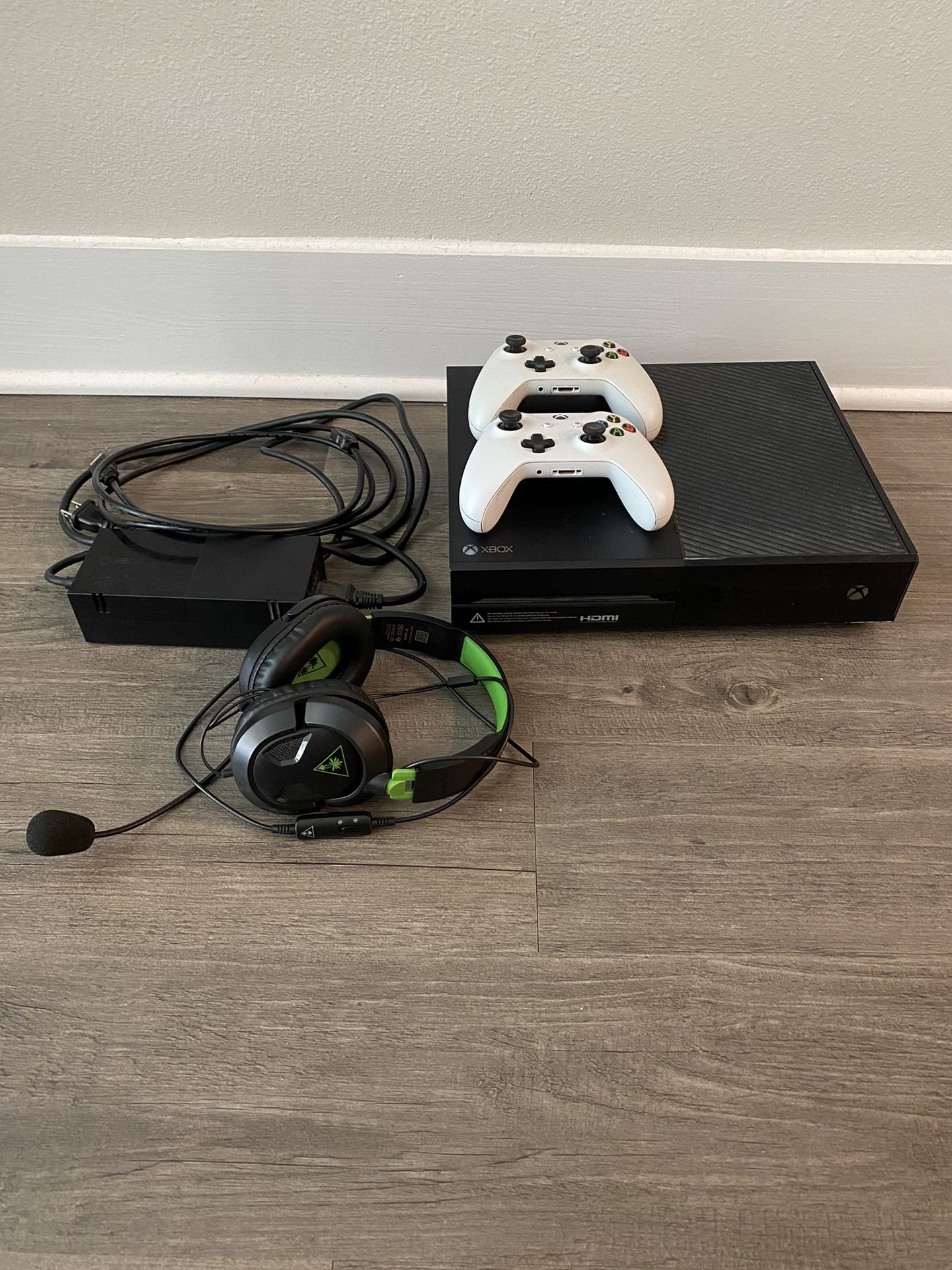 Xbox One w/ controllers + Headset for Sale in Austin, TX - OfferUp