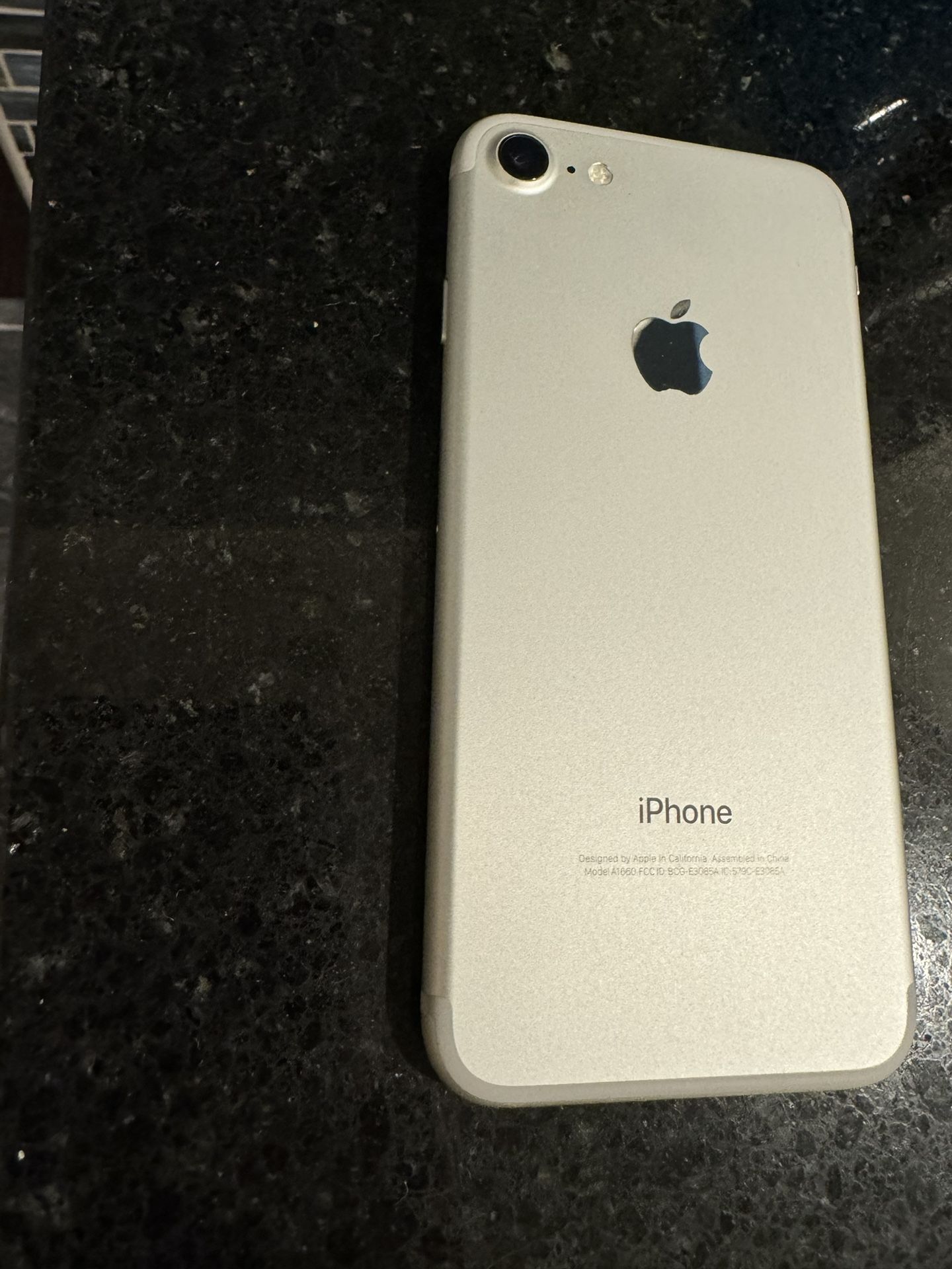 iPhone 7 Silver 32gb Unlocked for Sale in Edmonds, WA - OfferUp