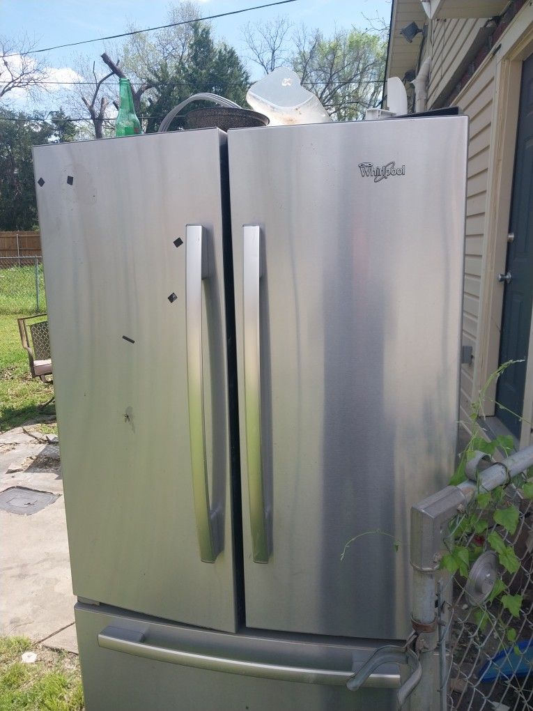 Whirlpool Refrigerator for Sale in Dallas, TX - OfferUp