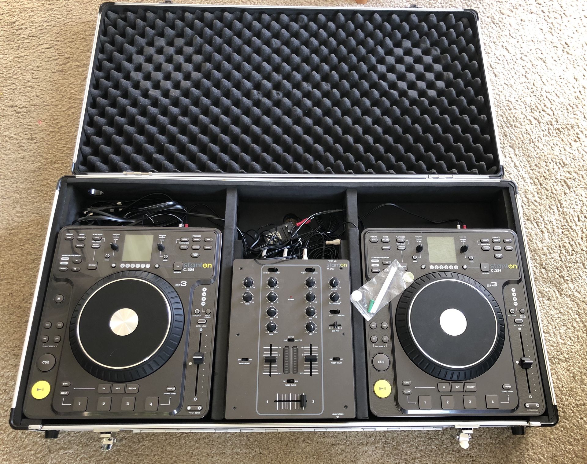 Stanton c.324 CDJ with mixer, software, and case. for Sale in Tacoma ...