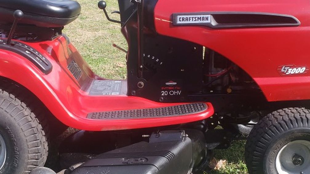 Craftsman LT3000 Riding Lawn Mower for Sale in Apopka, FL - OfferUp