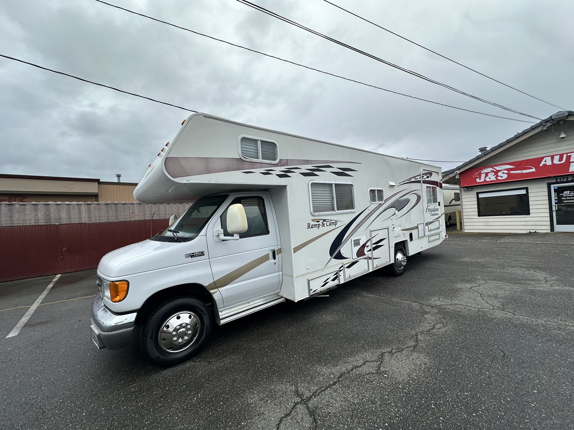 2006 Coachman Freedom ramp, and camp edition for Sale in Tacoma, WA ...