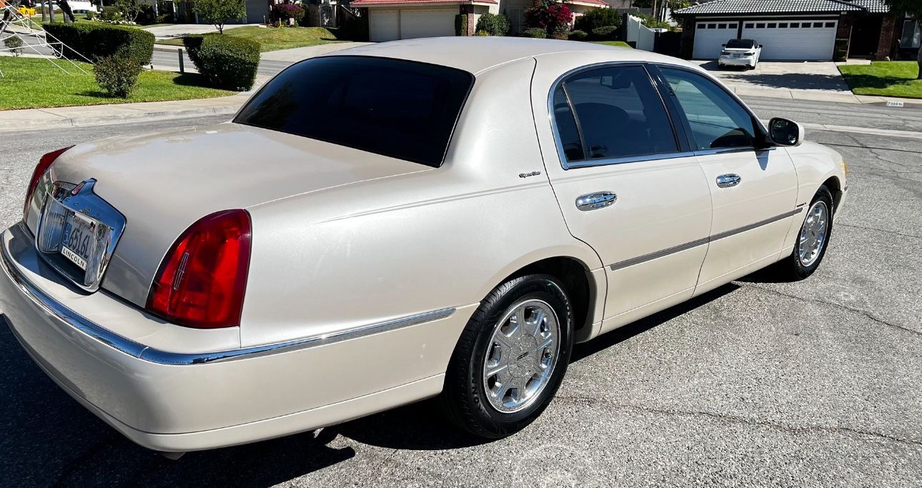 2001 Lincoln Town Car for Sale in San Bernardino, CA - OfferUp