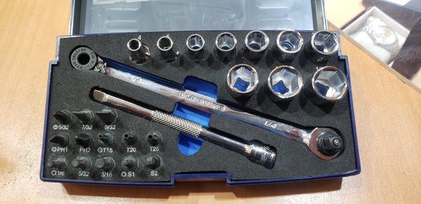 Blue-Point 25 pc 1/4" Drive Socket/ Bit Ratchet Tool Set for Sale in ...