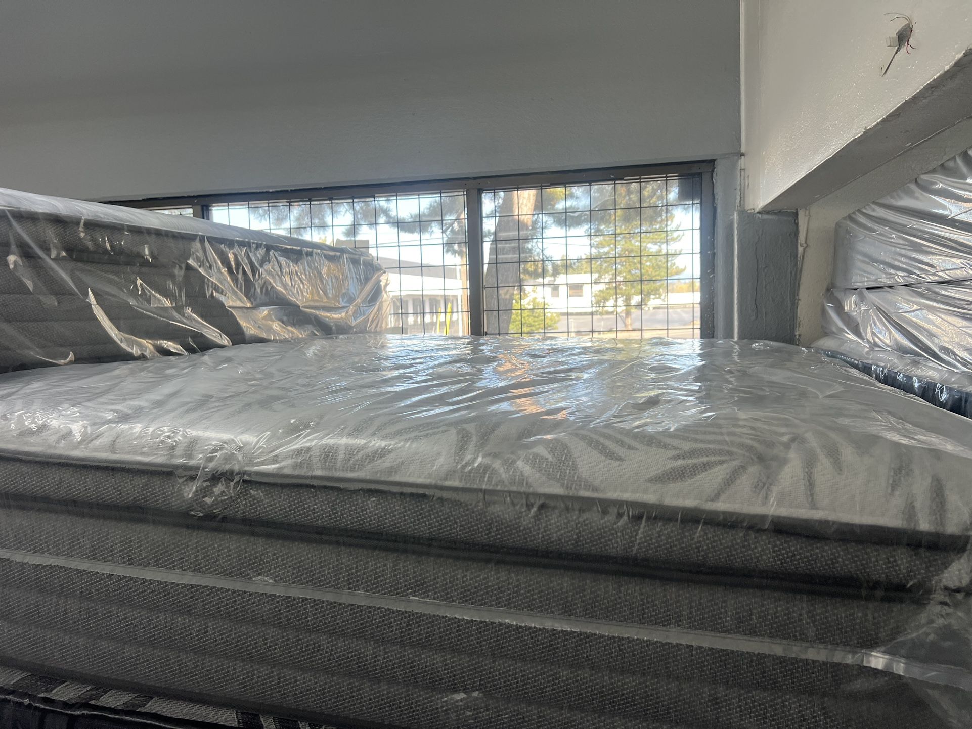 QUEEN SIZE SEALY PILLOW TOP MATTRESS & BOX SPRING BED SET for Sale in ...