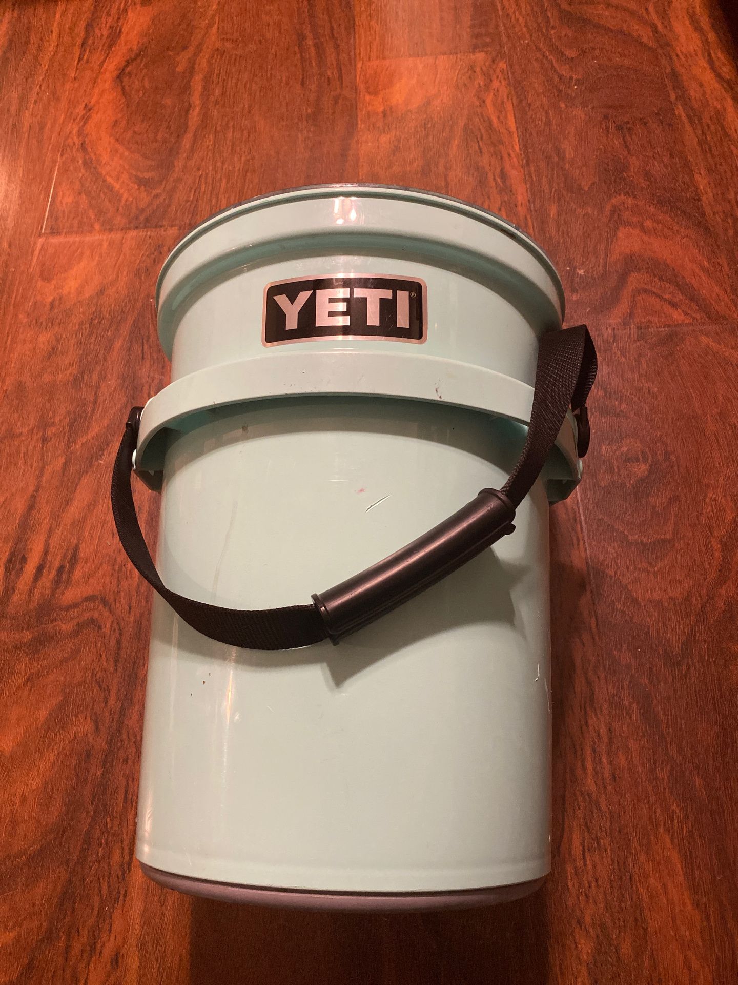 Sea foam Yeti Loadout Bucket with Yeti Lid for Sale in North Lauderdale ...