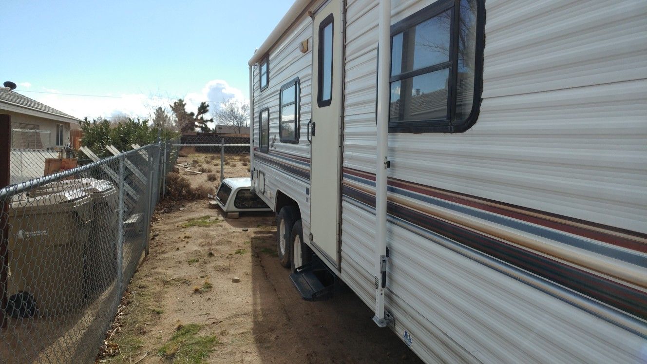 97 Layton 28' Travel Trailer for Sale in Hesperia, CA - OfferUp