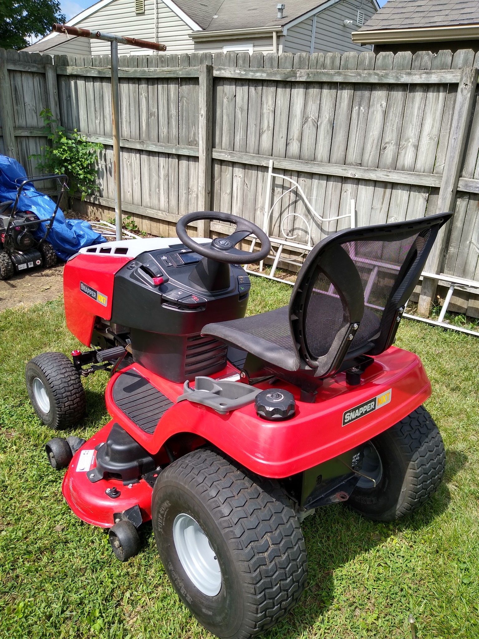 SNAPPER NXT RIDING TRACTOR / LAWN MOWER / 23HP-46" CUT / PLUS WAGON ...