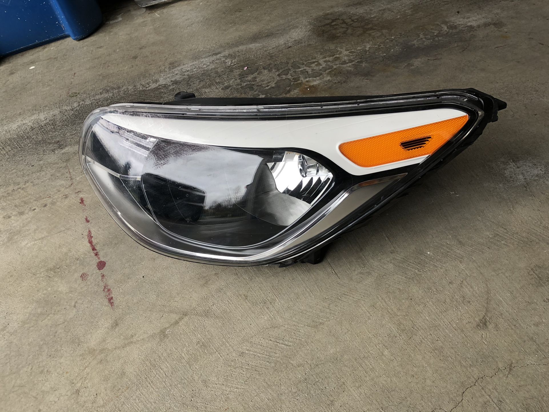 KIA Headlight Left Driver Side with bulb. OEM 92101-B2230 for Sale in ...