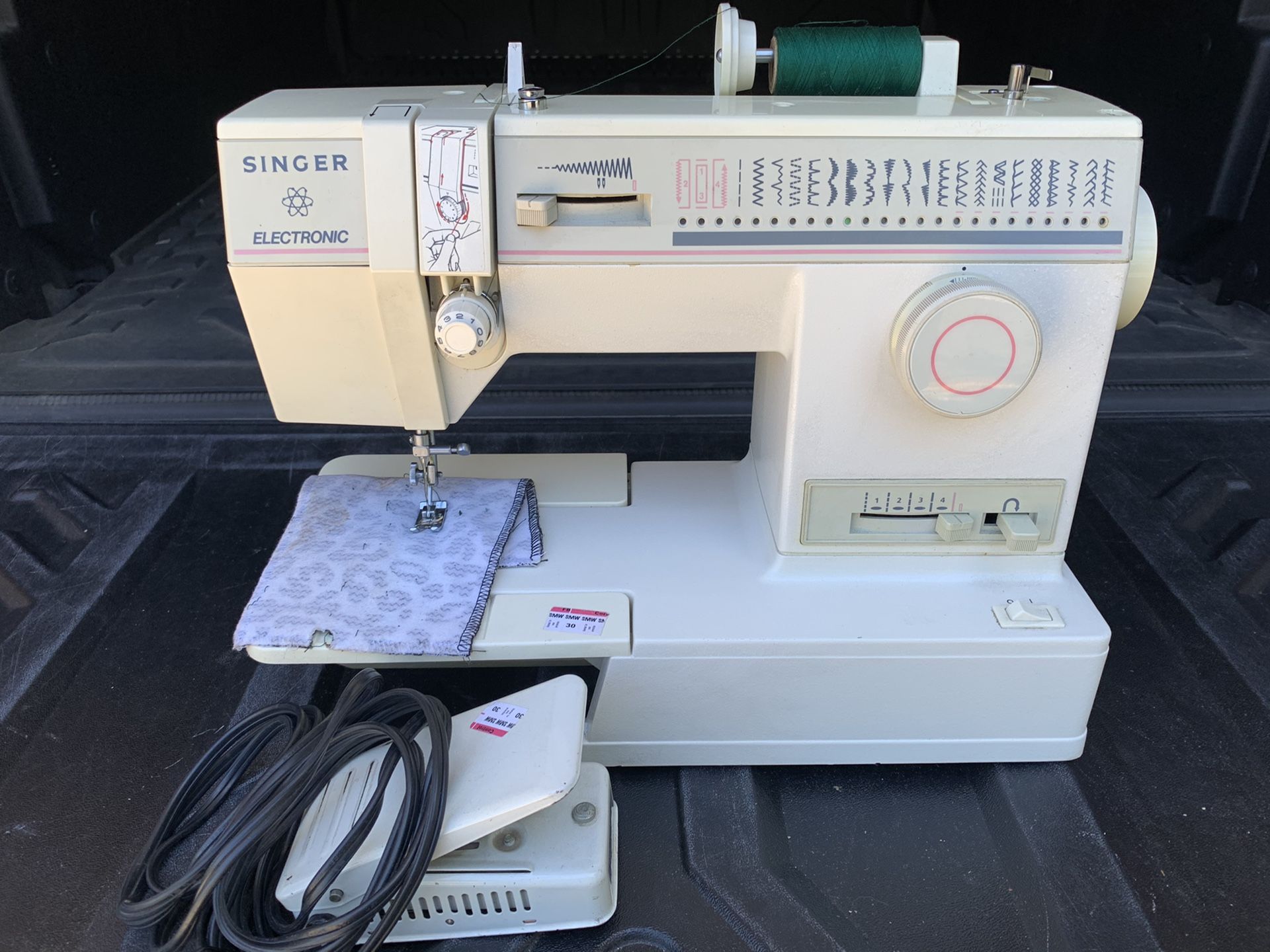 Singer 9022 Electronic Sewing Machine W/ Pedal for Sale in Los Angeles ...