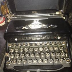 Vintage Royal Typewriter Models