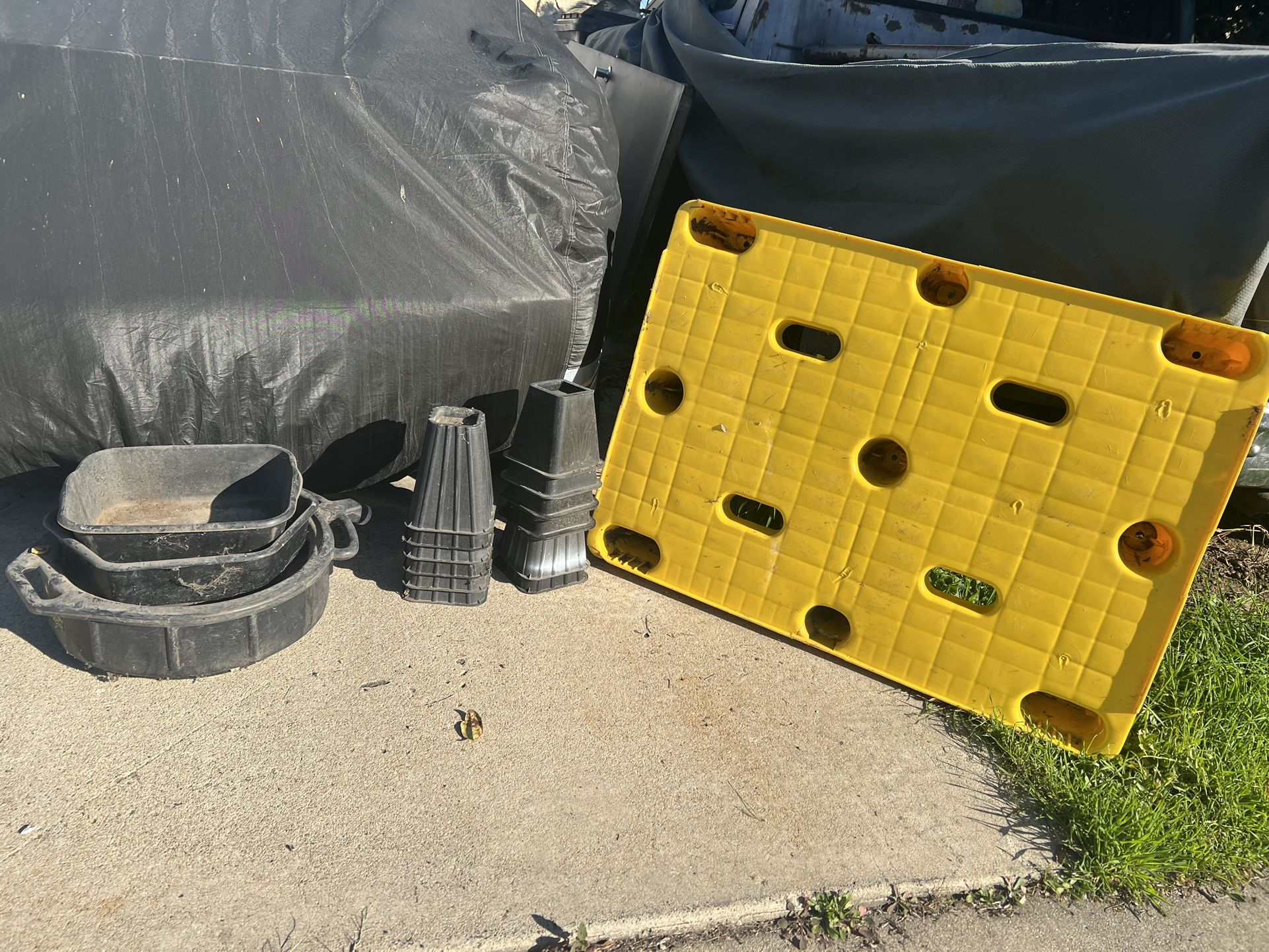 Plastic Pallet, Risers And Oil Pans for Sale in San Diego, CA - OfferUp