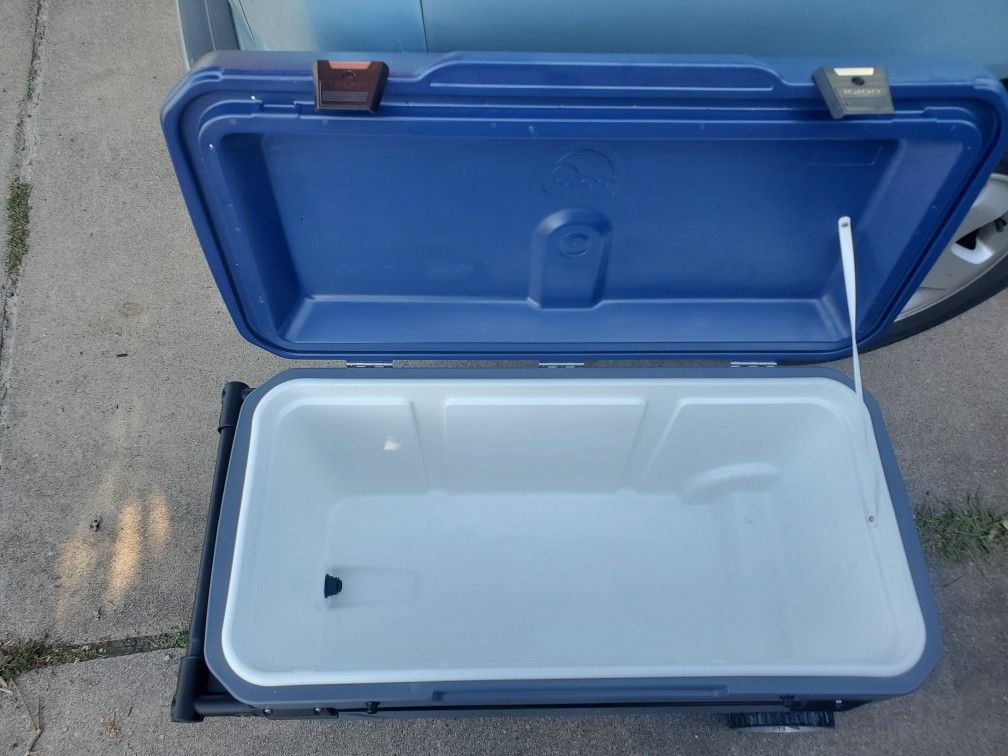 IGLOO maxcold, Sunset Glide 110 Qt. with wheels. for Sale in Houston ...