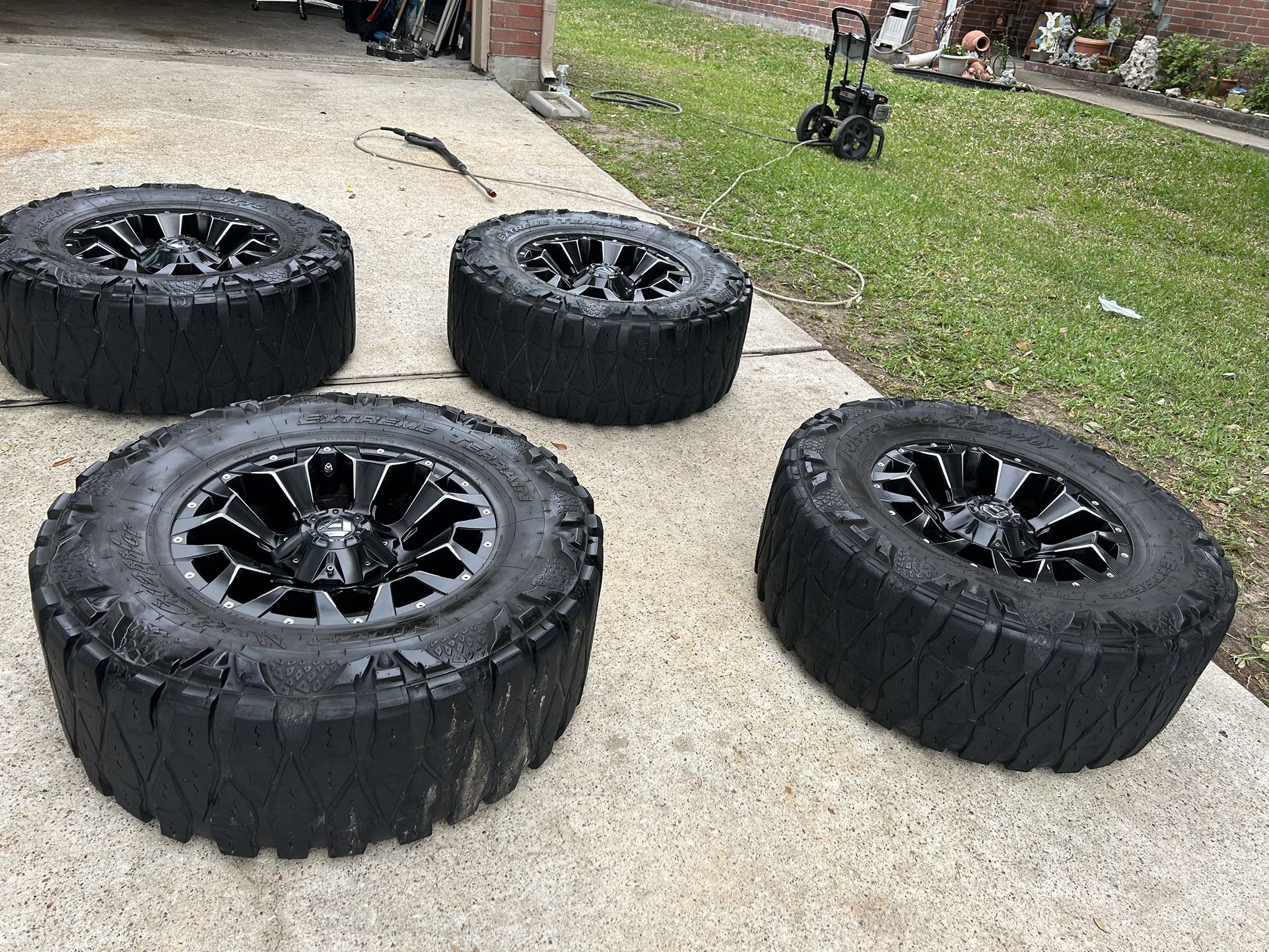 18x10 Rines Fuel Y Ilanta 35 12 50 18 for Sale in Houston, TX - OfferUp