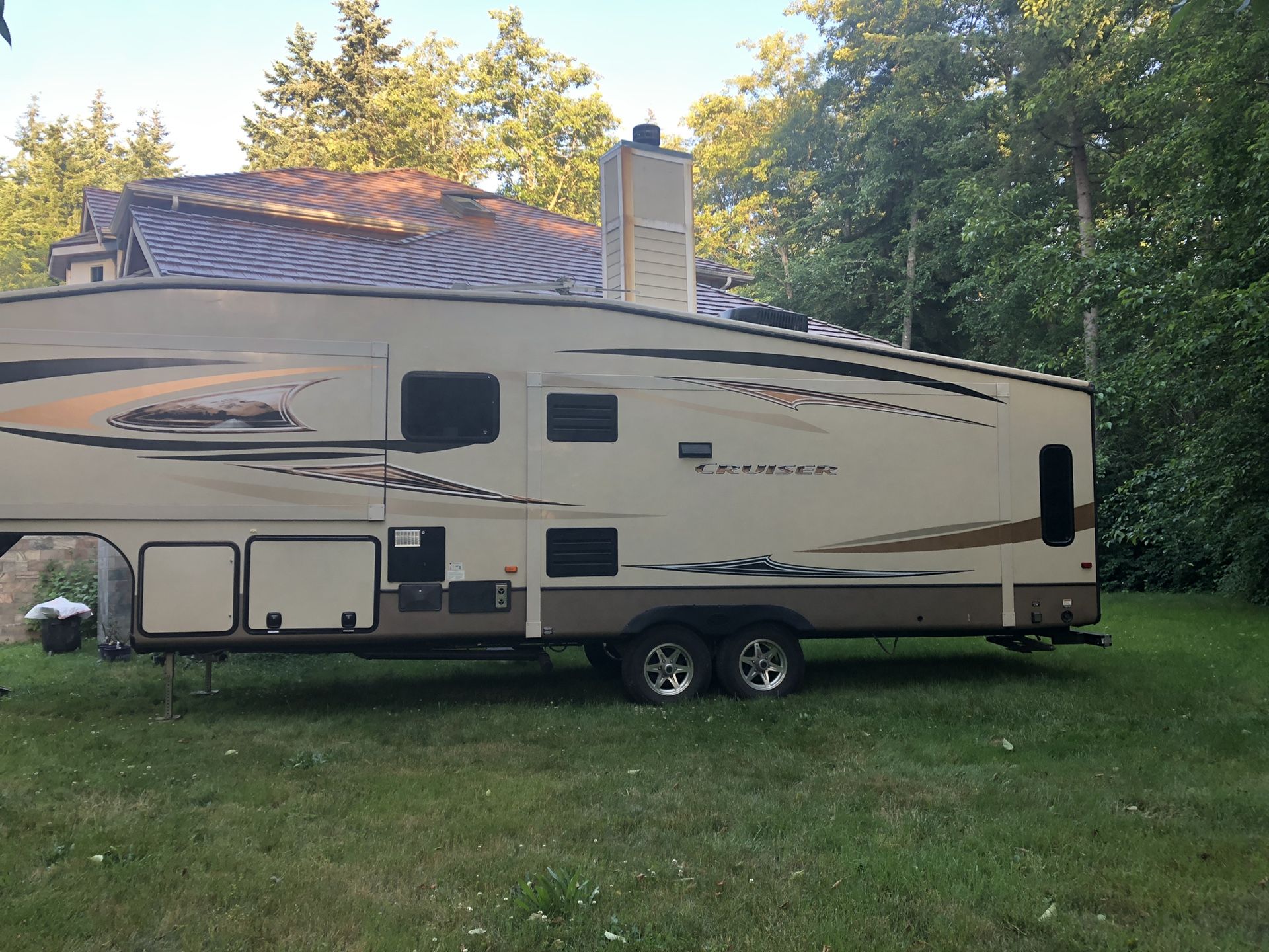 2013 Cruiser Crossroads Sahara 5th wheel for Sale in Stanwood, WA - OfferUp