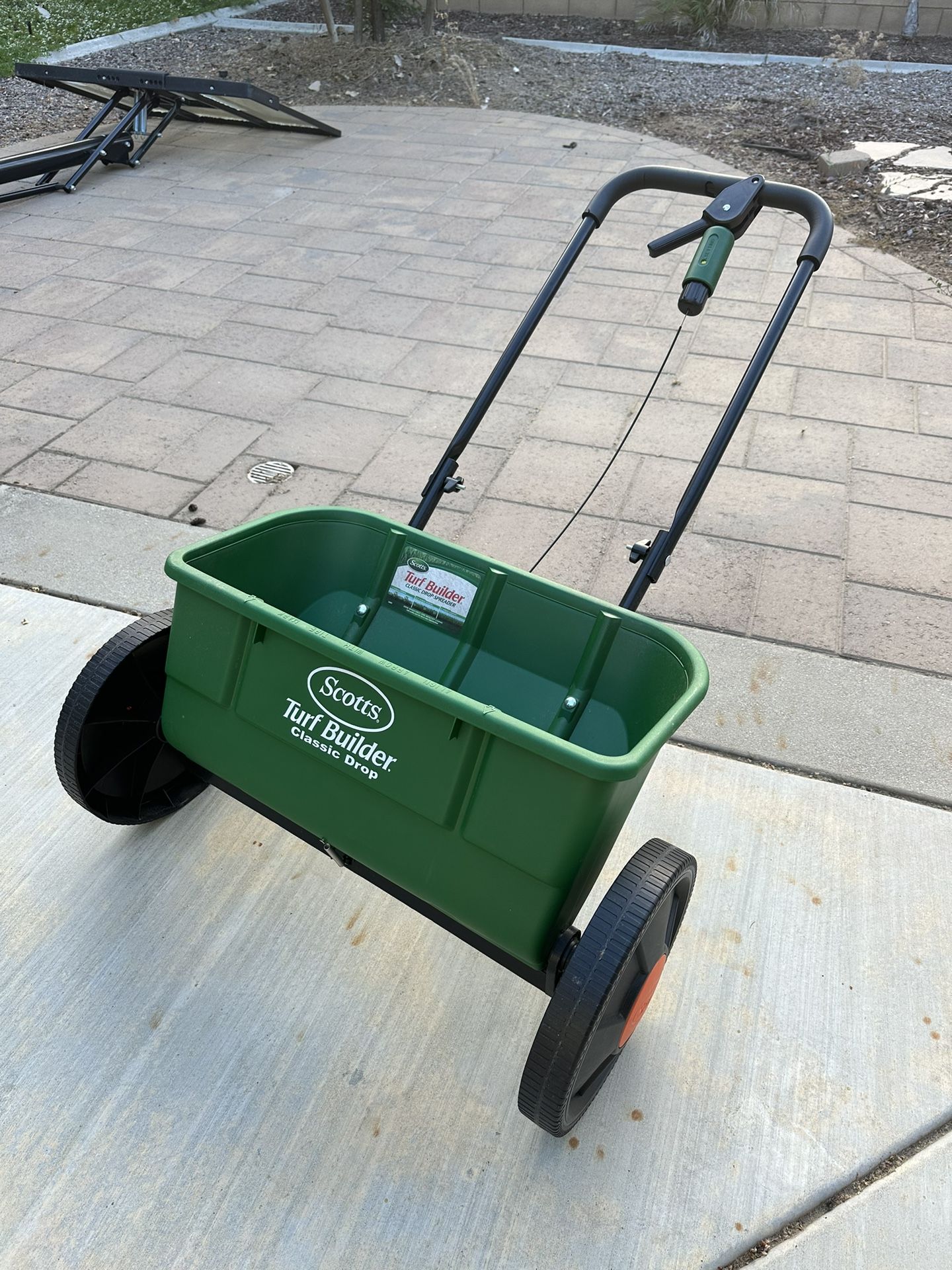 Scott’s Turf Builder Classic Drop for Sale in Lake Elsinore, CA - OfferUp