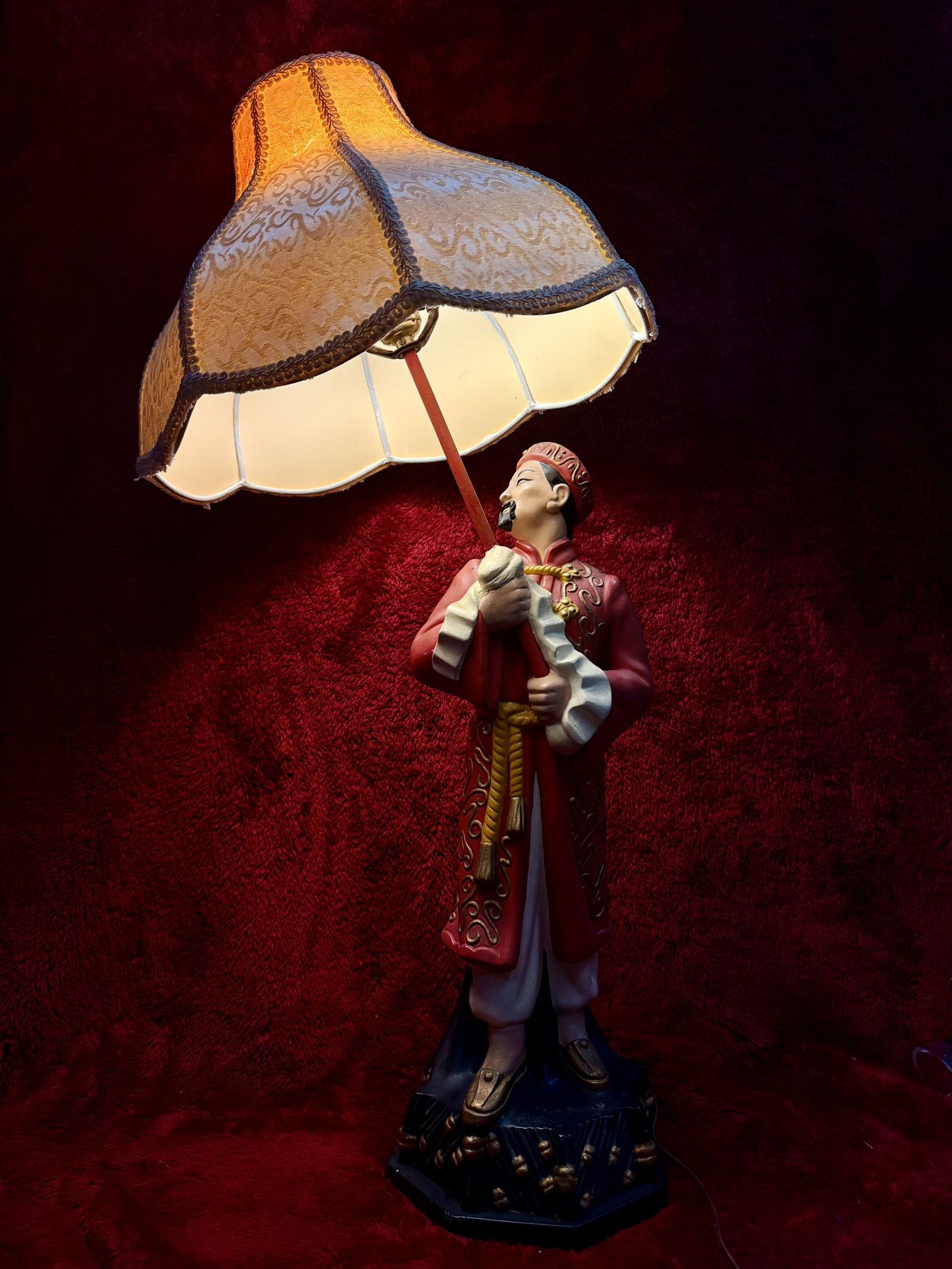 Vintage Oriental Figural Lamp Man Holding Parasol 33” Tall w ...