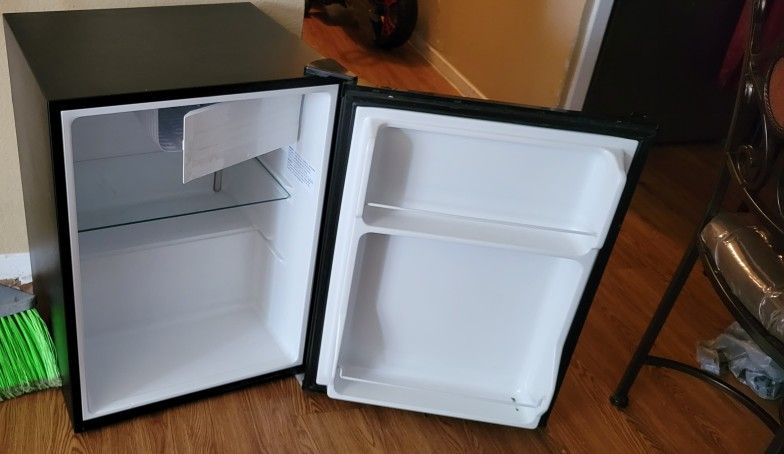 Haier Mini Fridge for Sale in Grand Prairie, TX - OfferUp
