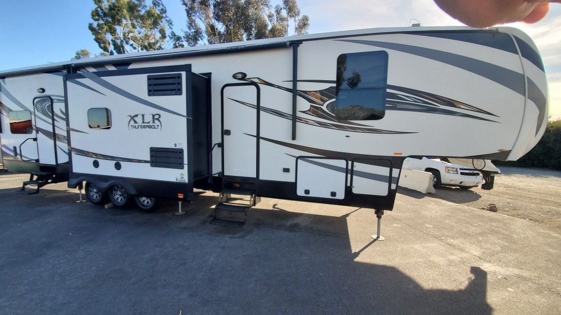 2014 XLR THUNDERBOLT 415AMP TOYHAULER 5TH WHEEL for Sale in Montclair ...