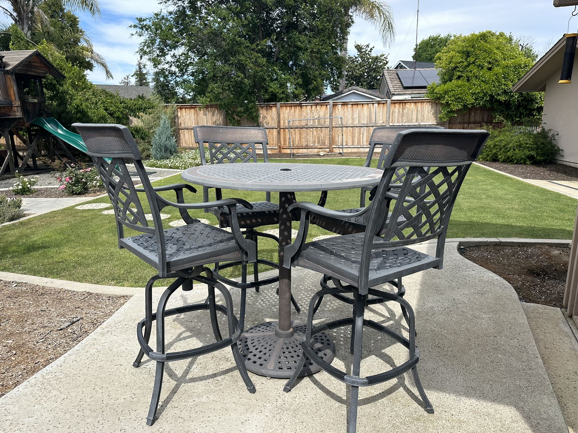 Outdoor High Top Table with Four Chairs for Sale in Tulare, CA - OfferUp