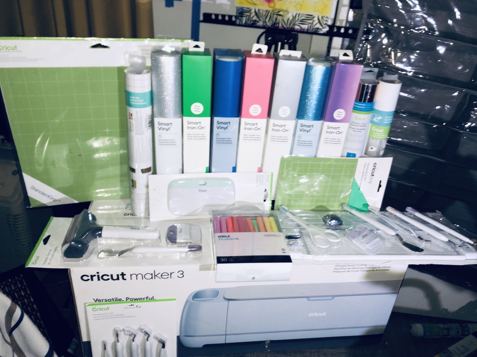 CRICUT MAKER 3 EXCLUSIVE BUNDLE!!! for Sale in Houston, TX - OfferUp