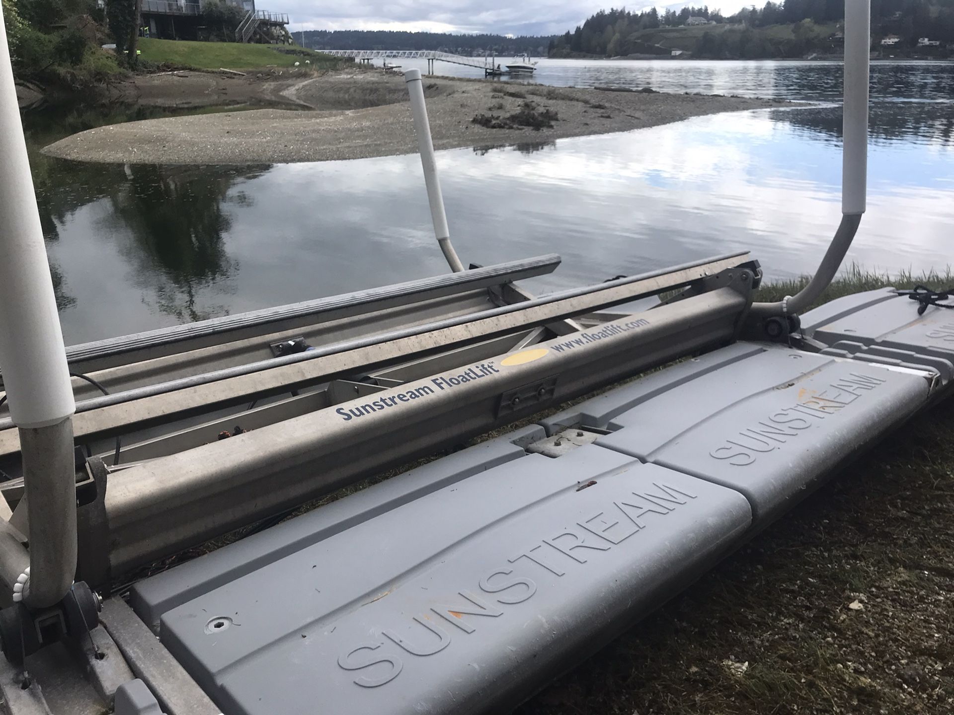 Sunstream boat lift fl6012 for Sale in Gig Harbor, WA - OfferUp