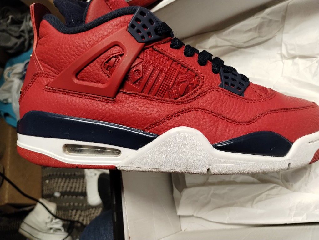 Jordan Retro 4s (FIFA) for Sale in Tacoma, WA - OfferUp