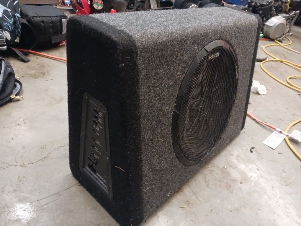 10' Kicker Sub w/ Built In Amp for Sale in Bonney Lake, WA - OfferUp