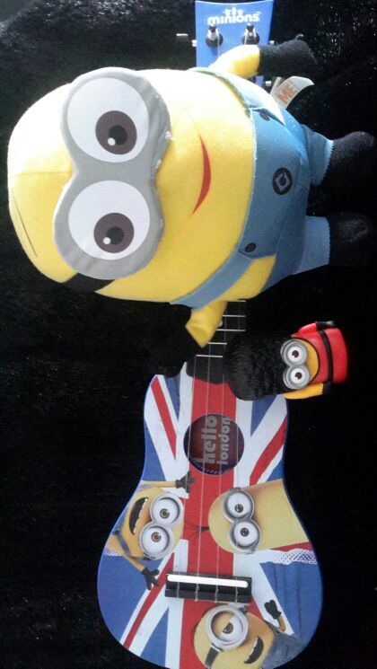 Minion lot.."Hello London" ukalee/guitar..4 inch beefeaterminion..makes ...