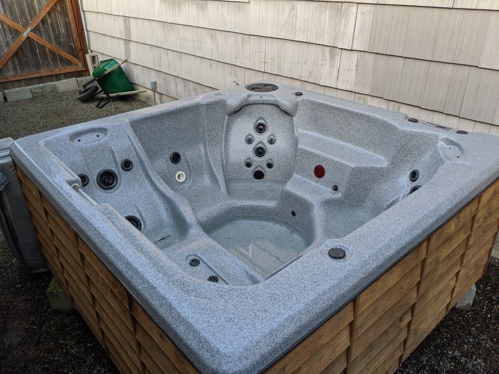 Hot tub Apollo Spas - Model Explorer 30 for Sale in Auburn, WA - OfferUp