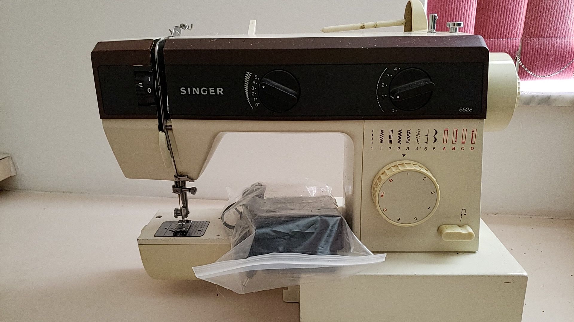 Sewing machine - SINGER 5528 for Sale in Fort Lauderdale, FL - OfferUp