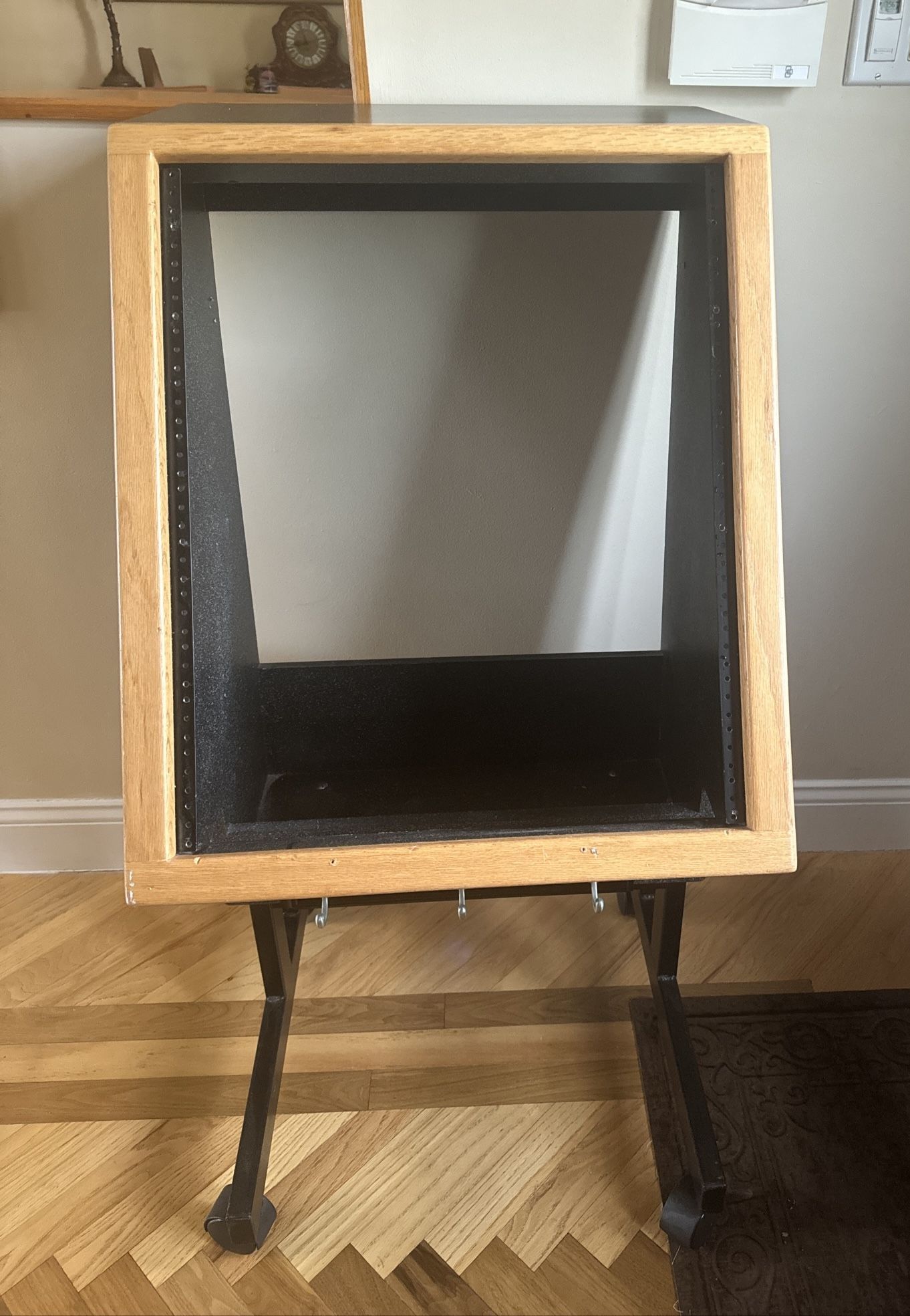 KK Audio UFX13 Raised Slanted Front, Rolling Studio rack Preowned for ...