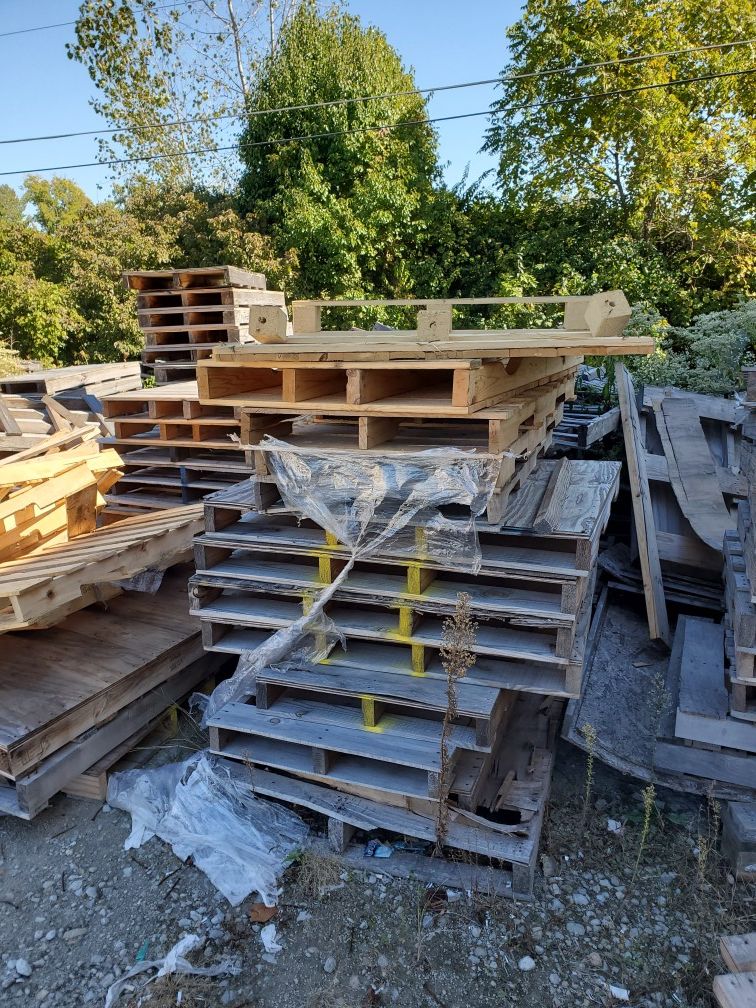 Free , wood pallets, skids, for Sale in Hamilton, OH - OfferUp
