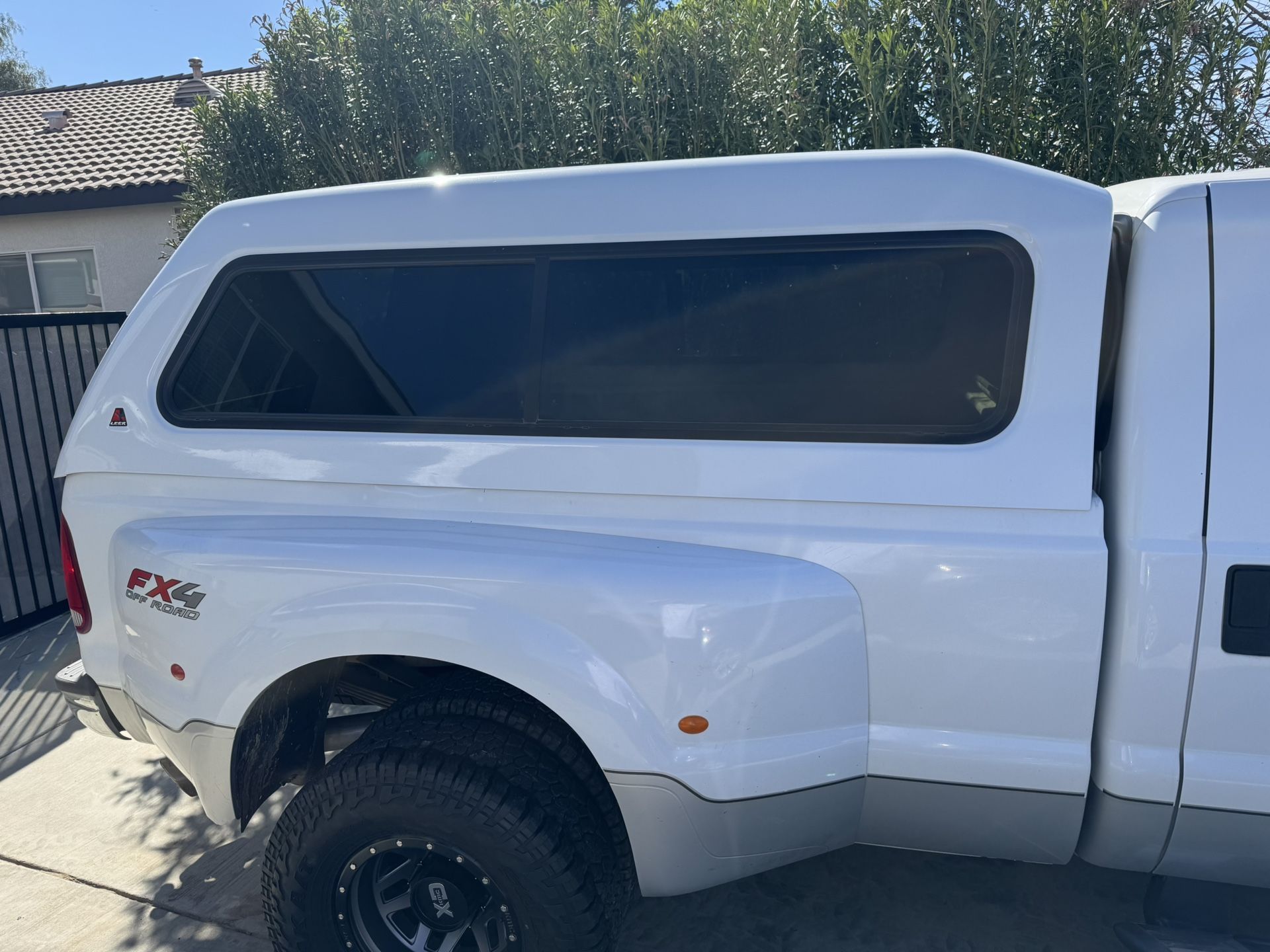 Leer F250/ F350 8ft Camper Shell for Sale in Beaumont, CA - OfferUp