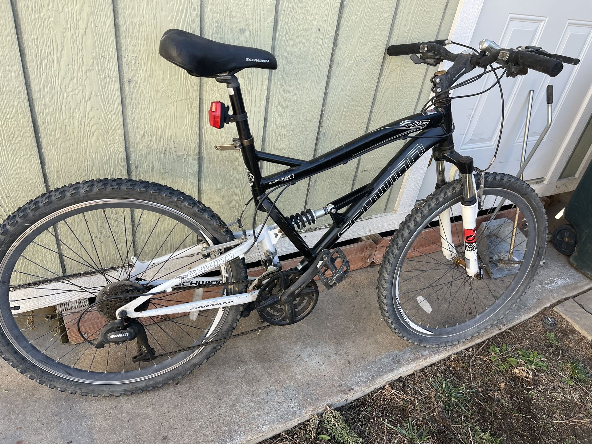 26 Inch Schwinn Mtn Bike for Sale in Victorville, CA - OfferUp