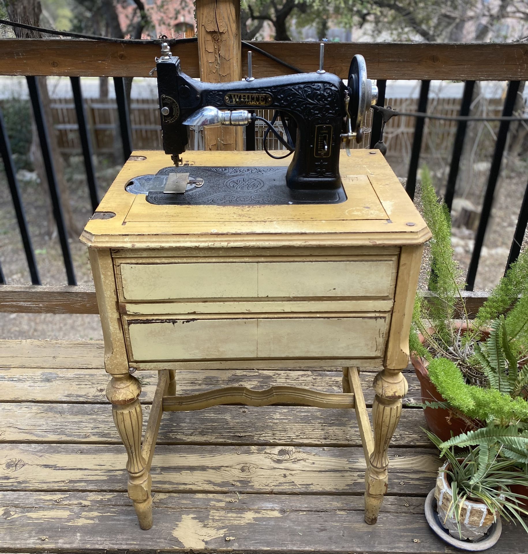 1927 White Rotary 9002 Vintage Sewing Machine w/ Table for Sale in San ...