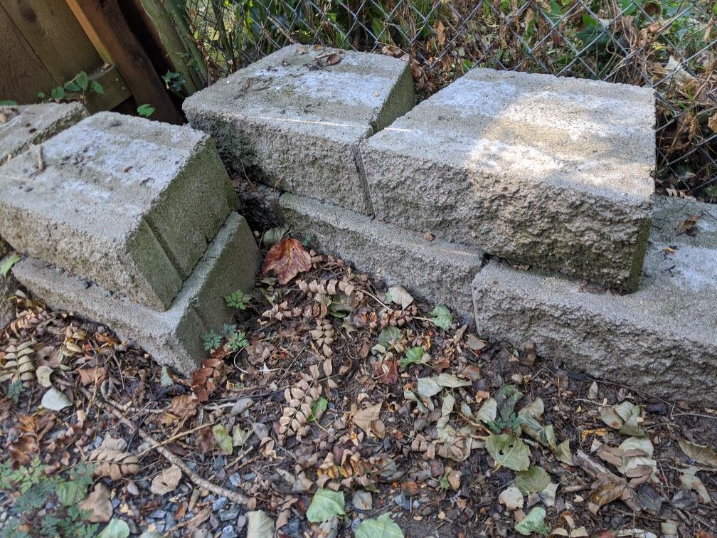 Diamond concrete retaining wall blocks for Sale in Seattle, WA - OfferUp