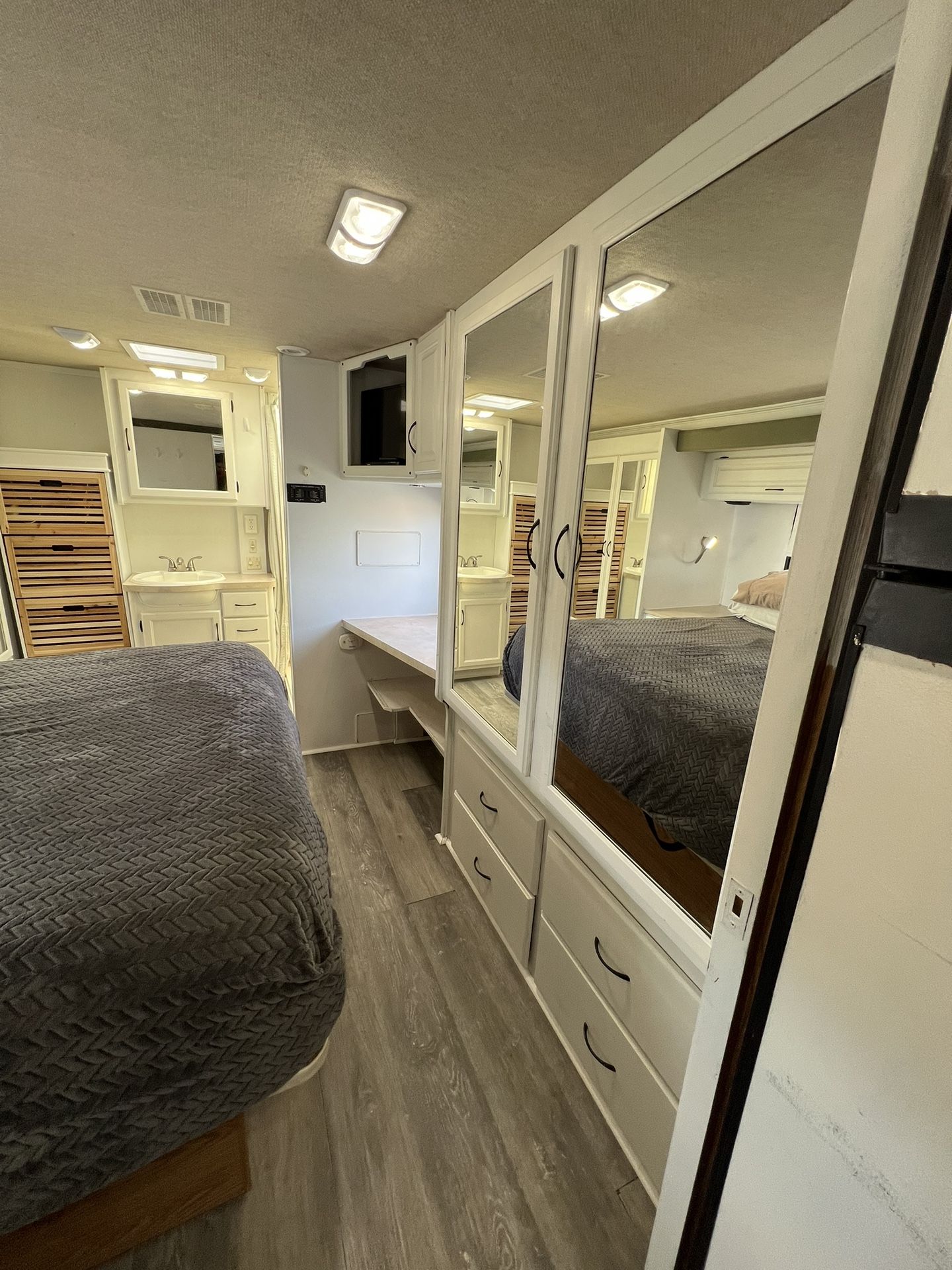 2003 Fleetwood Bounder 35E for Sale in Phoenix, AZ - OfferUp