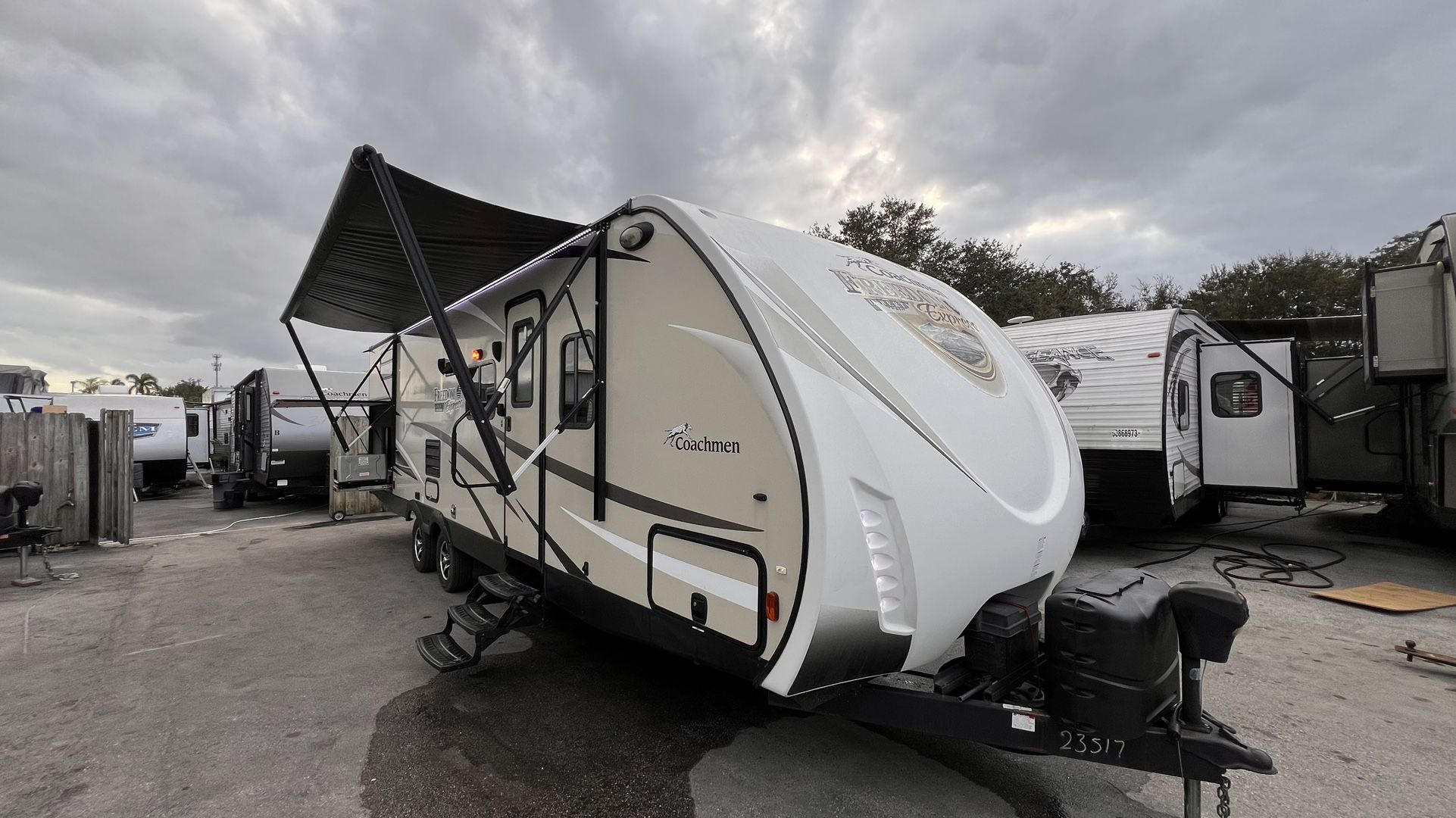 Rv Trailer Año 2017 De 30 Pies Ubicado 9850 Nw 27 Ave Miami Fl 33147 O ...