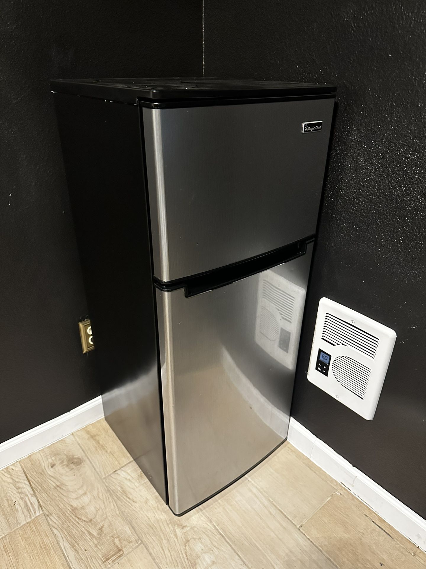 Magic Chef Mini Fridge for Sale in Federal Way, WA - OfferUp