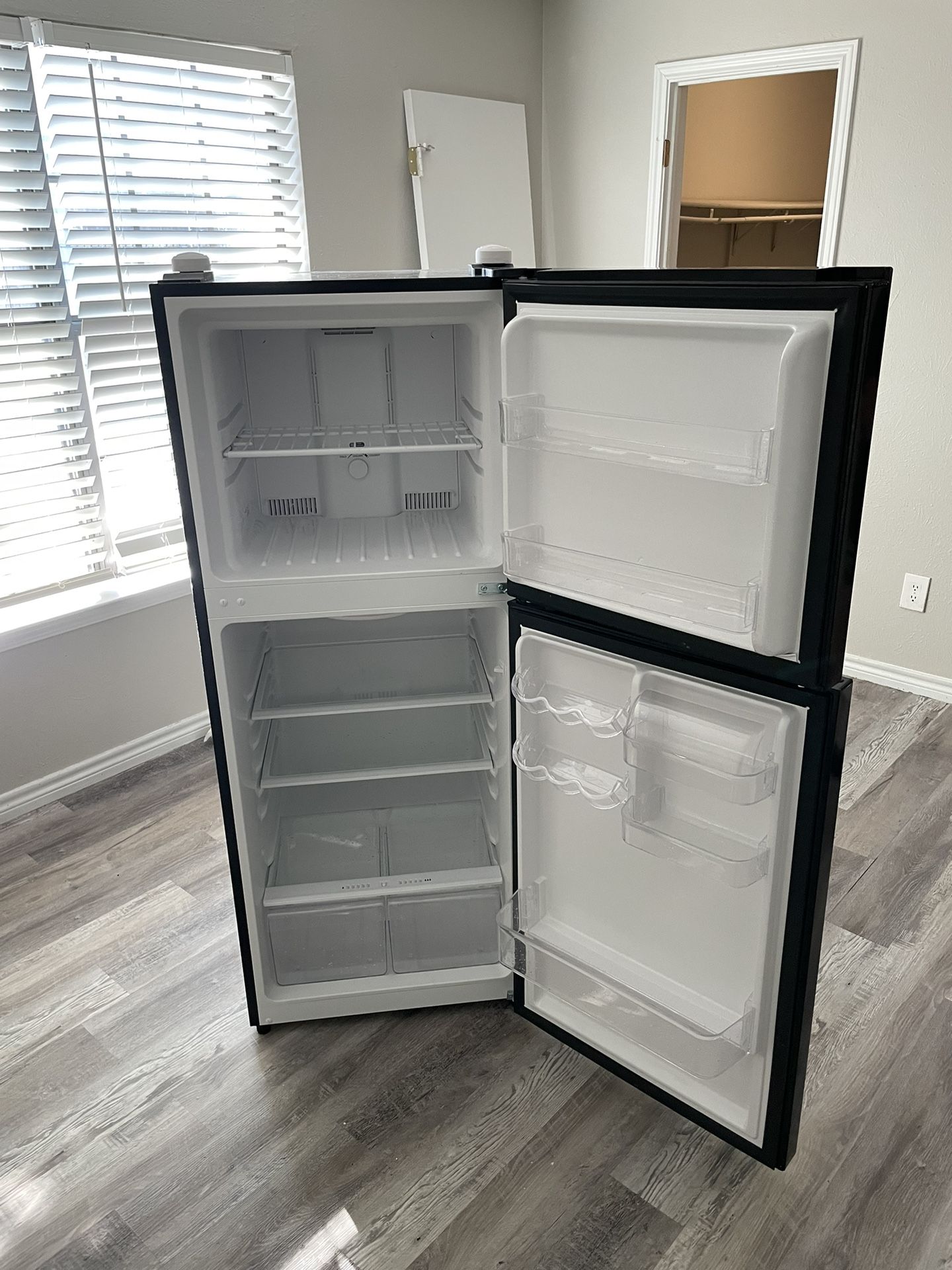 Brand New Magic Chef Refrigerator for Sale in Dallas, TX - OfferUp