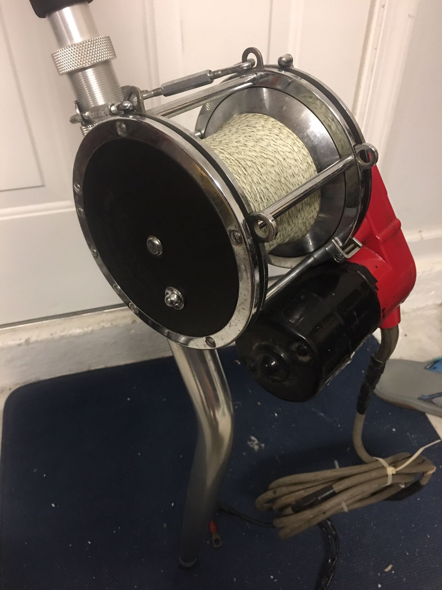 Penn Senator 12/0 reel on Electramate Hawaiian 1200 electric reel with ...