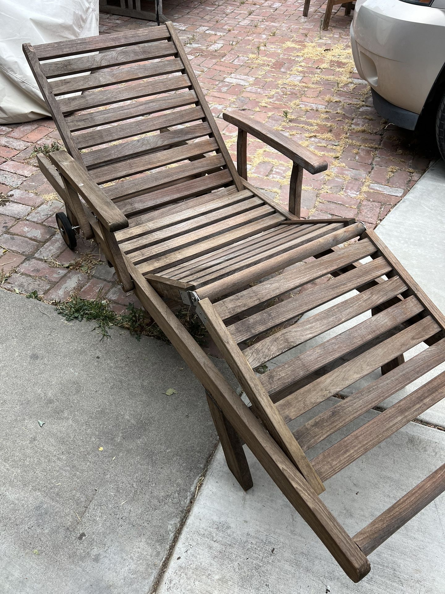 1x Ventana Teak Lounge Chaise Chair Located in concord Recently cleaned and oiled Teak wood is heavy and sturdy No damages whatsoever Measures 7 Furniture