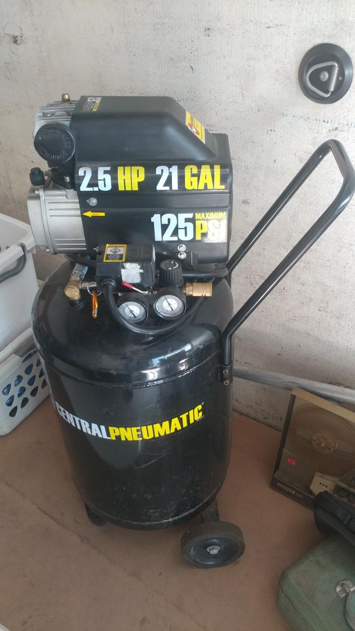 Like New Central Pneumatic 2.5 HP 21 Gallon 125 PSI Vertical Air Comp ...