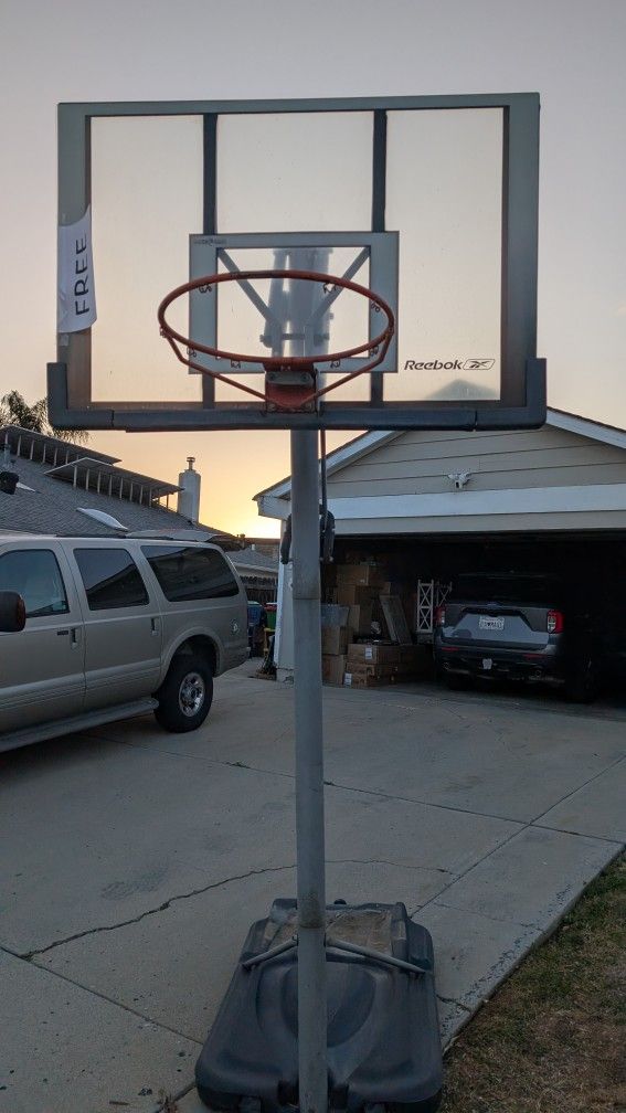 Free Reebok Portable Adjustable Basketball Hoop. for Sale in Lakeside ...