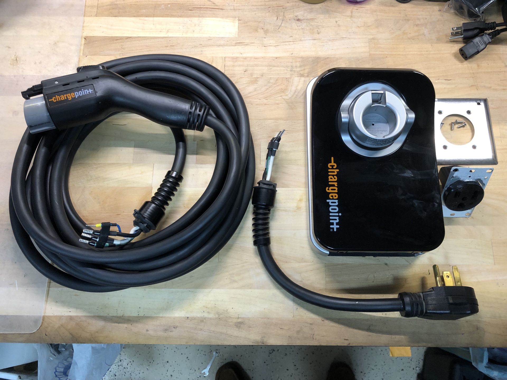 ChargePoint Level 2 charger 240v 32A plug-in w/24ft charge cable @ NEMA ...