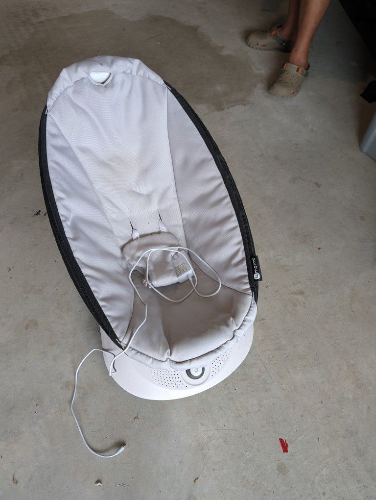 4moms RockaRoo Baby Rocker for Sale in Saint Hedwig, TX - OfferUp